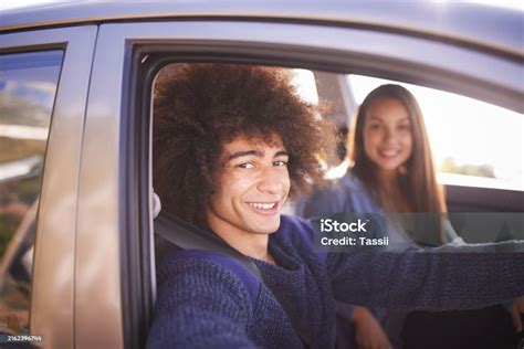 도로 여행 미소와 여자 친구와 함께 차에 남자의 초상화 시골에서의 여행 및 여행 남성 운전자 여성 승객 또는 모험 낭만적 인 휴양지 또는 차량 지원에 만족합니다 20 24