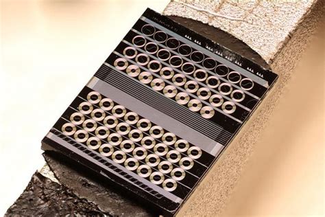 Ultra Broadband Photonic Chip Enhances Optical Signal Amplification For