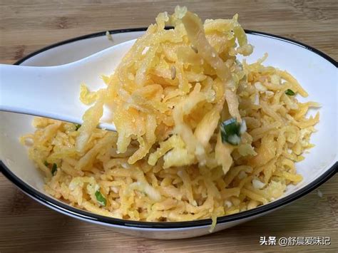 一根胡蘿蔔擦成細絲，裹上麵粉上蒸籠做美味，軟糯香甜，全家愛吃 每日頭條