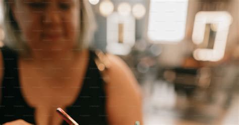 가위로 다른 여자의 머리를 자르는 여자 사진 Unsplash의 미용사 이미지