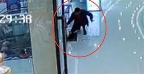 男子商场内刺死女子！警方最新通报：嫌疑人已投江，受害人无生命体征腾讯新闻
