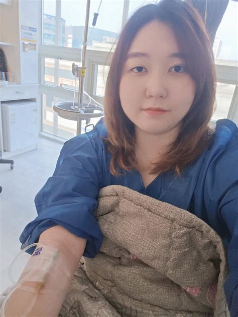 나 오늘 허리디스크 수술해 수술복 입고 수액 맞으니 좀 실감나넹ㅎㅎ 사실 수술은 의사선생님께서 잘 해주실 거라 걱정없고 아픈