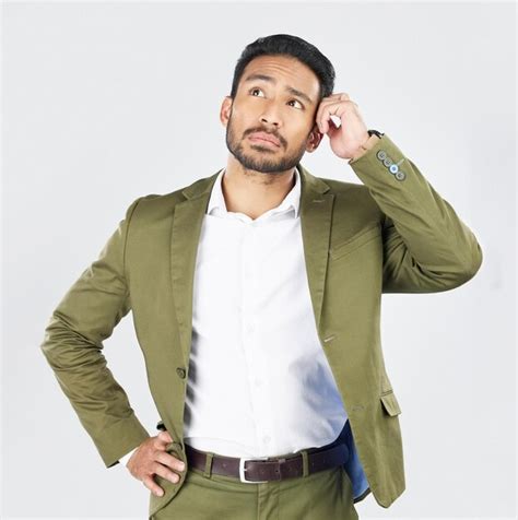 Hombre De Negocios Pensando Y Teniendo Visión En El Estudio Con Ideas