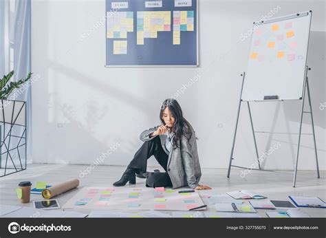 Beautiful Asian Scrum Master Sitting Floor Gadgets Sticky Notes — Stock