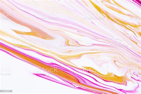 유체 예술 질감 추상 소용돌이 페인트 효과가있는 배경 흐름과 스플래시액체 아크릴 아트워크 배거나 벽지에 대한 혼합 페인트 산호 황금색과 흰색 넘쳐 나는 색상 0명에 대한