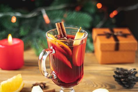 조명이있는 크리스마스 트리의 배경에 나무 테이블에 향기로운 뜨거운 멀드 와인 한 잔 축제 분위기의 개념 감정에 대한 스톡 사진 및 기타 이미지 Istock