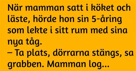 Den Lilla Pojken Sitter Och Leker Med Sina Nya Tåg Med En Otrolig