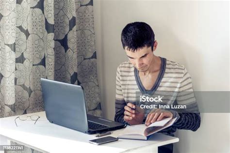 노트북에서 작업에 캐주얼 착용에서 젊은 남자의 초상화 노트북에 메모를 만들기 T 셔츠에 대한 스톡 사진 및 기타 이미지 T 셔츠 남자 남자 사업가 Istock