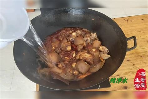 在农村小伙将牛尾巴往大铁锅里一扔2小时后味道出乎我意料 牛尾巴 铁锅 小时