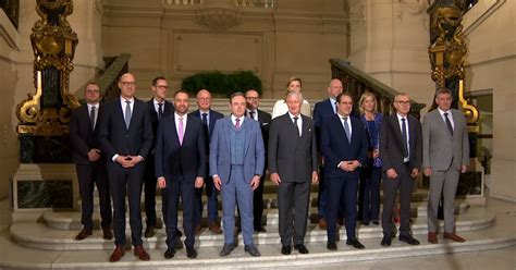 Nieuwe Federale Regering Poseert Met De Koning Op Het Paleis