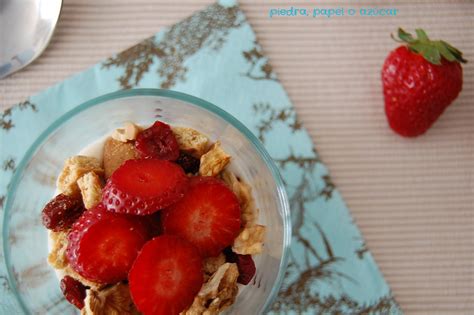Vasitos de yogur con fresas arándanos y nueces Piedra papel o azúcar