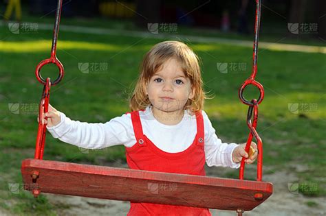 荡秋千的小女孩