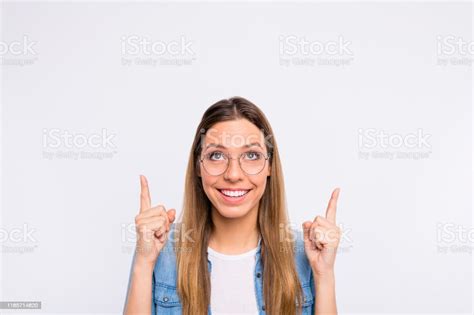 머리 고립 된 회색 배경을 통해 빈 복사 공간을 보여주는 쾌활한 흥분 좋은 긍정적 인 아가씨의 사진 초상화를 닫습니다 가리키기에 대한 스톡 사진 및 기타 이미지 Istock