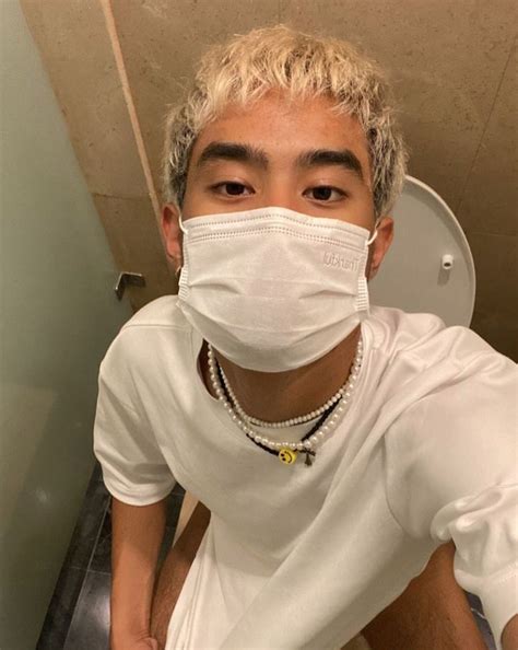 Gaya Devano Danendra Bikin Heboh Pose Di Toilet Tak Pakai Celana