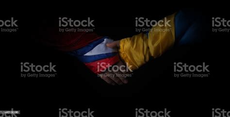 검은 배경에 러시아 국기와 우크라이나 국기 러시아 국기와 우크라이나 국기는 투쟁 전쟁 정치 투쟁 정치적 표현의 상징을 보여주는
