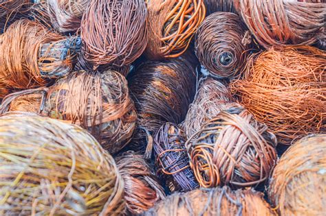 구리 와이어의 무리 배선의 많은 Skeins 여러 가지 색상의 케이블의 배경 0명에 대한 스톡 사진 및 기타 이미지 0명