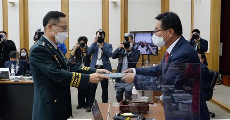 [국감]선서문 제출하는 박정환 육군참모총장