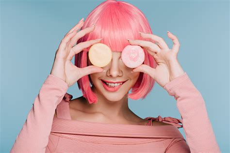 핑크색가 발 블루에 고립 된 두 Macarons 포즈에 매력적인 웃는 여자 마카롱에 대한 스톡 사진 및 기타 이미지 마카롱