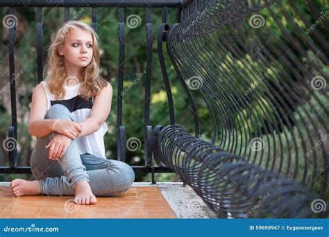 La Bella Ragazza Caucasica Bionda Si Siede Sul Balcone Immagine Stock Immagine Di Jeans Sano