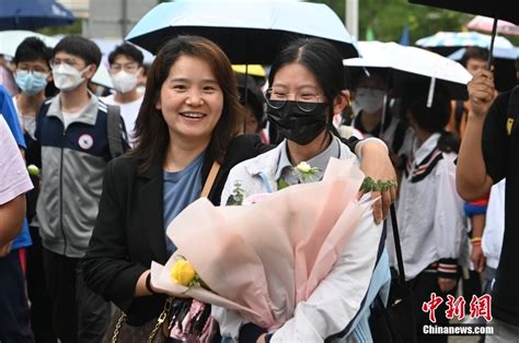 多地高考结束 考生收获鲜花与拥抱 荆楚网 湖北日报网