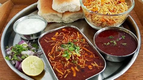 झणझणीत कोल्हापूरी मिसळ Spicy Kolhapuri Misal Recipe In Marathi Misal