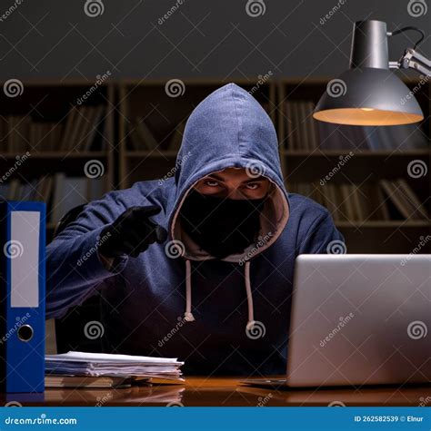 Hacker Robando Datos Personales De Su Computadora Personal Imagen De