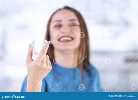 微笑的土耳其美女 库存图片 图片 包括有 结算 健康 包括 无形 嘴唇 医疗 托架 正牙学 201395163