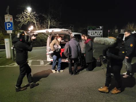 Schlafsäcke Handschuhe und heiße Getränke für obdachlose Menschen und