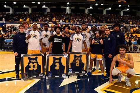 Flashes Send Seniors Out With A Rivalry Win Kent State Golden Flashes