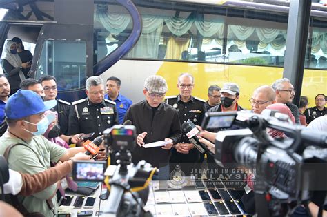2移民局官员串通人蛇集团 引偷渡客关卡入境新山 半年狂赚250万 柔佛圈
