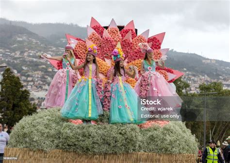 화려한 의상에서 여자의 그룹은 마데이라 섬에 마데이라 푼에서 꽃 축제 퍼레이드에서 춤 포르투갈 꽃 식물에 대한 스톡 사진 및