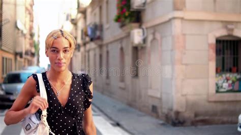 Mujer Atractiva Hermosa Del Shemale En La Ciudad Moderna Almacen De Video V Deo De Retrato