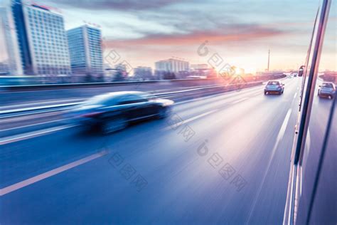 汽车行驶在高速公路上看日落动议模糊图片 包图网企业站