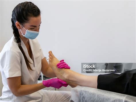 페디큐어 마스터 의학 마스크 만들기 발 마사지 여성 다리 스파 살롱에서 클래식 페디큐어 받기 마사지 크림 절차 다리와 손톱 스킨 케어 페디큐어 절차 및 Spa 2명에 대한