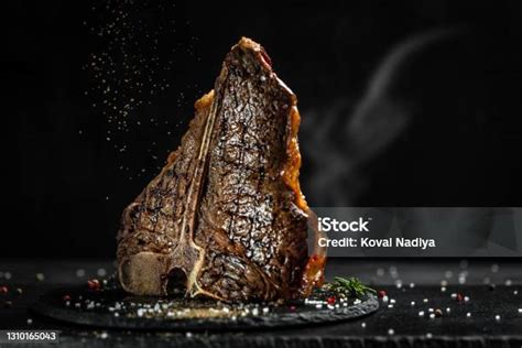 숙성 된 바베큐 포터 하우스 스테이크 쇠고기 T뼈 육즙 스테이크 희귀 쇠고기 향신료 미국 요리 컨셉 요리 고기 중간 희귀 구운 T뼈 스테이크 바베큐 숙성 와규 포터 하우스