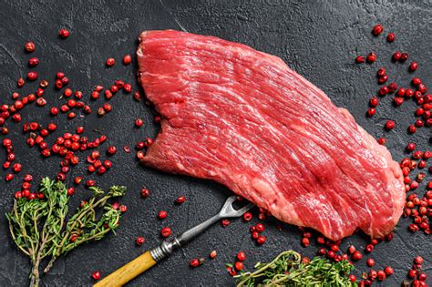 로즈마리와 핑크 소금을 곁들인 생 플랭커 스테이크 신선한 대리석 쇠고기 고기 검은 앵거스 검은 색 배경 위쪽 보기 0명에 대한