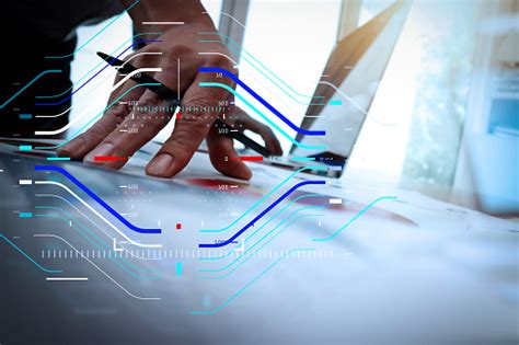 비즈니스 문서 스마트 휴대 전화 및 노트북 컴퓨터와 그래프 비즈니스 소셜 네트워크 다이어그램 및 배경에서 일 하는 남자와 가진 사무실 테이블에 고객 참여에 대한 스톡 사진