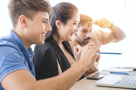 초상화 젊은 아시아 창조적 인 비즈니스 맨 작업 성공 프로젝트 와 팀 비즈니스 사람들 Weare 캐주얼 정장 의상 작업 행복 한