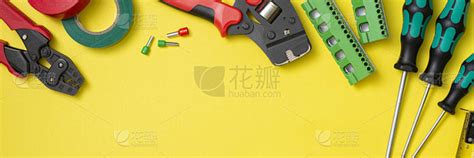 黄色背景的电工安装或建造工具。构建工具。横幅