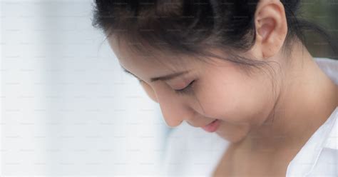 어머니는 유축기를 사용하여 모유를 얻고 잠자는 신생아 근처에 앉아 있습니다 사진 Unsplash의 음식 이미지