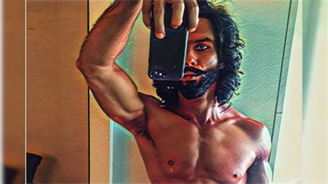 Shahid Kapoor Sends Fans Into Meltdown As He Flaunts 8 Pack Abs In New