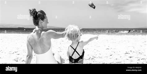 Spaß für ganze Familie auf weißem Sand Aus hinter der modernen Mutter und Kind in