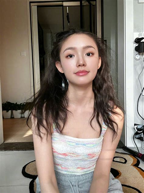 林允少女感双马尾造型随拍 俏皮可爱，高中生即视感财经头条