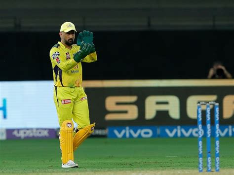 Ipl 2022 Ms Dhoni Steps Down From Csk Captaincy Fans Pay Tribute