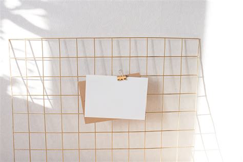수평 포스터 바인더와 황금 그리드 보드에 부착 된 카드 모의 0명에 대한 스톡 사진 및 기타 이미지 0명 개념 고정됨
