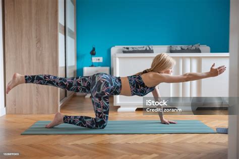 한 손에 요가를 연습 하는 여자 한 손으로 한 다리 암 소 포즈 에 매트 에 침실 Bitilasana에 대한 스톡 사진 및 기타 이미지 Bitilasana 사람들 한