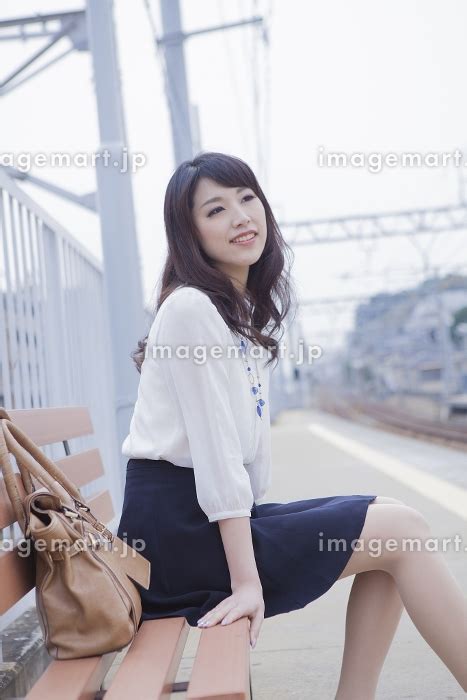 駅のベンチに座る女性の写真素材 24156131 イメージマート