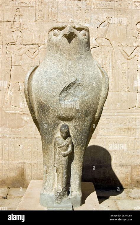 Alte ägyptische Granitstatue des Falken vorangegangen gottes Horus der
