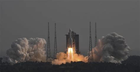 China Lança Três Astronautas Para Completar Estação Espacial