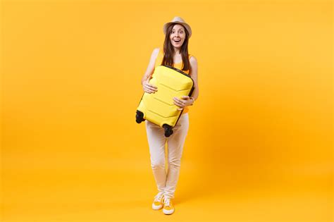 여행자 관광 여자 여름 캐주얼 옷 가방 노란색 오렌지 배경에 고립 된 모자 여성 승객 주말도 주에 여행을 해외 여행 공기 비행